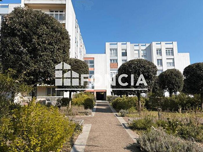 Appartement à louer - La Madeleine, Chartres - 3 pièces - 2 chambres