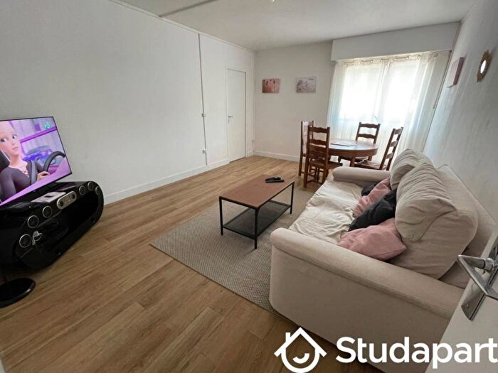 Appartement à louer - Langevin, Saint-Cyr-lécole - 1 pièce - 3 chambres