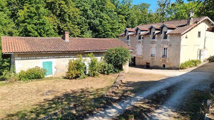 Maison 4 pièces à Saint-Martial-de-Valette, à vendre
