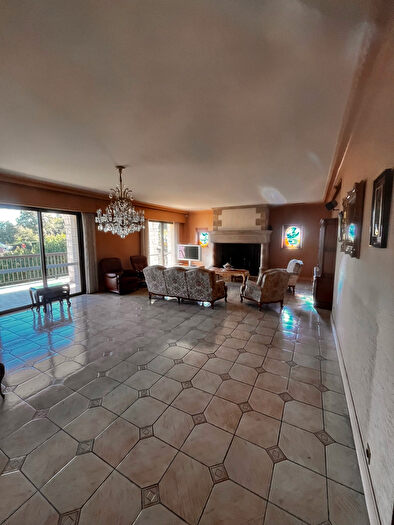 Maison à vendre - Objat - 11 pièces - 5 chambres