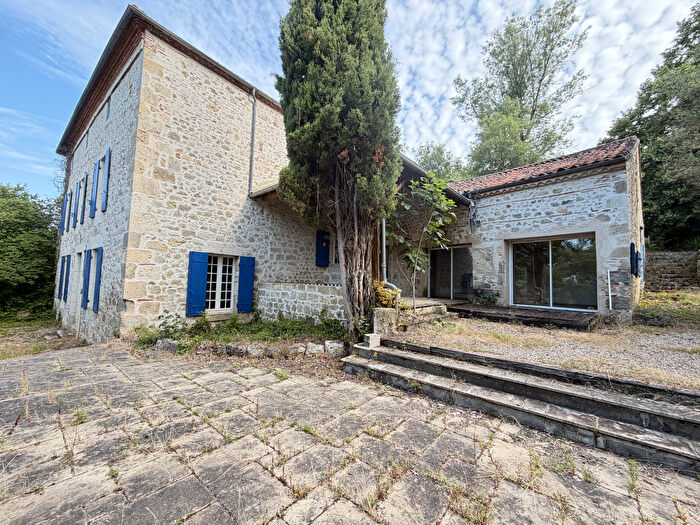 Maison 7 pièces à Saint-Hilaire-de-Lusignan, à vendre