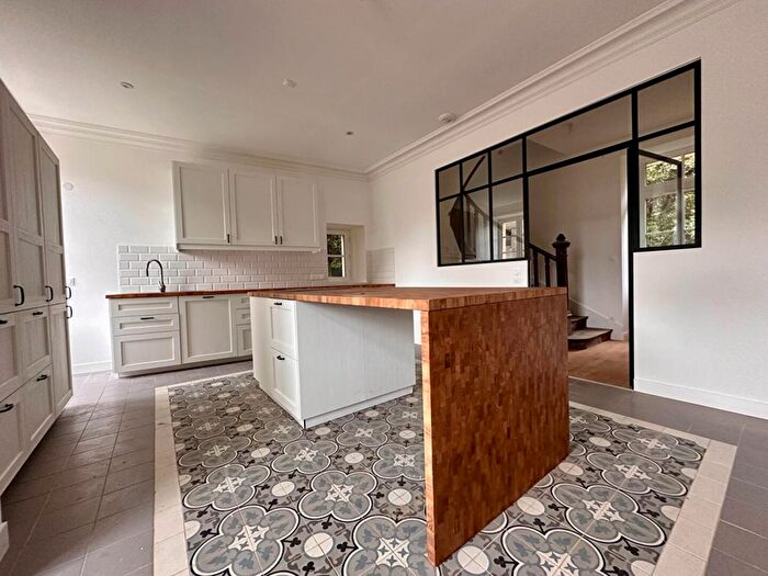 Maison à louer - La Chapelle-sur-Erdre, Centre-ville, Gare, Chêne Vert - 6 pièces - 3 chambres