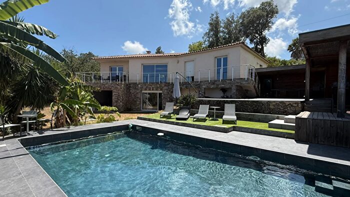 Maison à vendre - Santa-Maria-Poggio - 5 pièces - 4 chambres