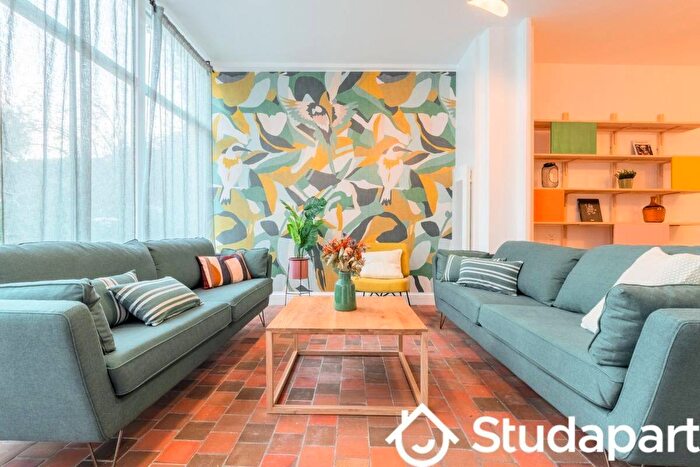 Appartement à louer - Centre-Neuf Bourg-Quesnoy-Delsaux-Musée-Cannoniers-Gare, Valenciennes - 1 pièce - 11 chambres