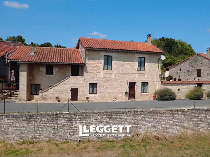 Maison à vendre - Nanteuil-en-Vallée - 5 pièces - 3 chambres