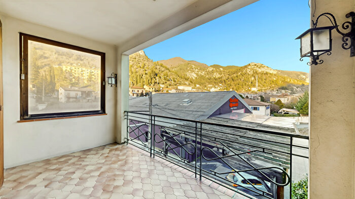 Appartement à vendre - Puget-Théniers - 6 pièces - 4 chambres