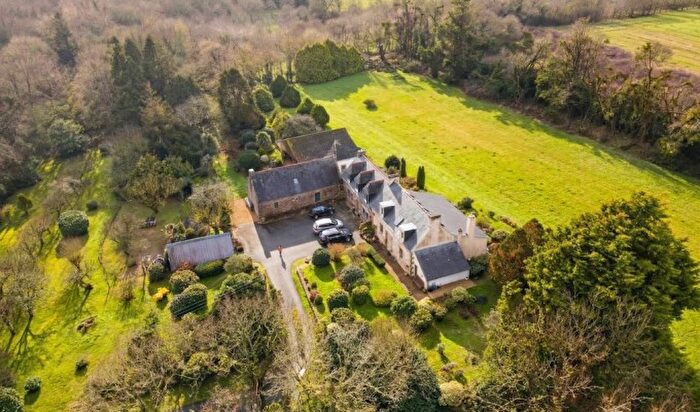 Maison à vendre - Plonéour-Lanvern - 10 pièces - 7 chambres