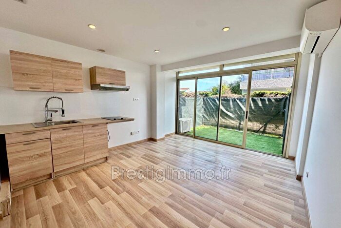 Appartement à louer - Mandelieu-la-Napoule - 2 pièces - 1 chambre