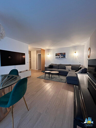 Appartement 4 pièces à Courbevoie, Hôtel de ville, à louer