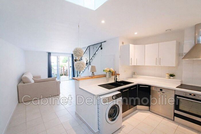 Appartement à louer - Centre Ville, Sanary-sur-Mer - 3 pièces - 3 chambres