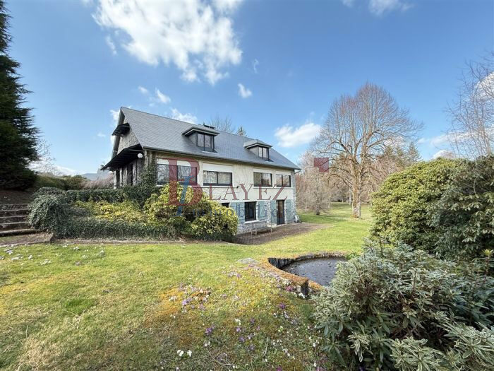 Maison 10 pièces à Saint-Exupéry-les-Roches, à vendre