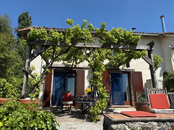 Maison 6 pièces à Saint-Laurent-de-Belzagot, à vendre