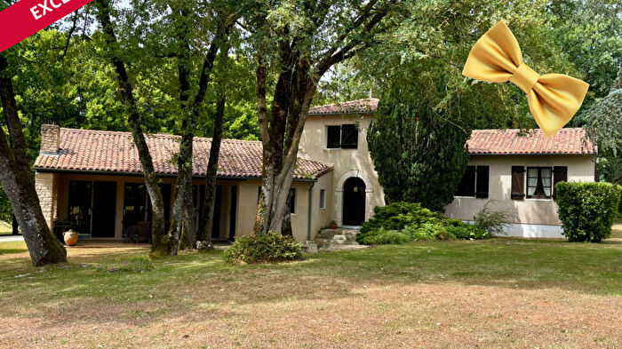 Saint-Pierre-d'Exideuil : Maison 6 pièces à vendre