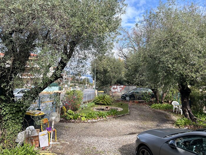 Appartement à louer - Saint-Laurent-du-Var, Centre-ville, Rascas, Notre-Dame, Condamines - 1 pièce - 1 chambre