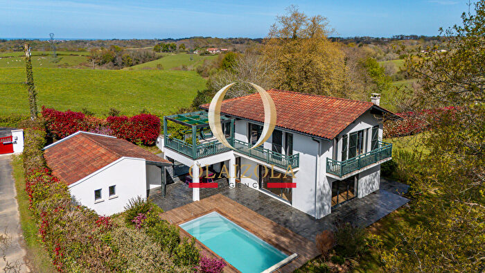 Maison à vendre - Saint-Pée-sur-Nivelle - 6 pièces - 5 chambres