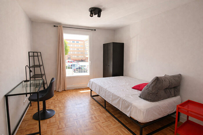 Appartement à louer - Bron, Le Terraillon - 5 pièces - 1 chambre
