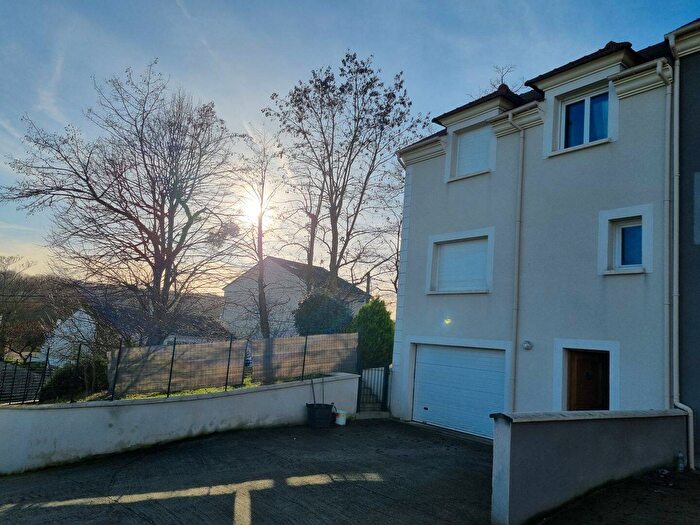 La Ville-du-Bois : Maison 6 pièces à louer