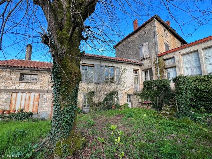 Maison à vendre - Ruffec - 7 pièces - 3 chambres