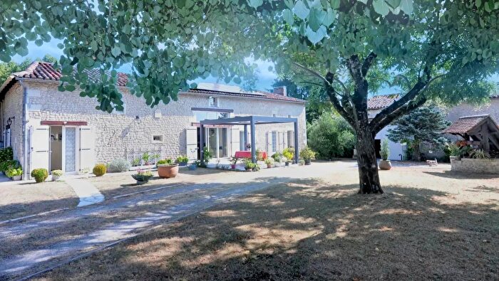 Maison à vendre - Aubeterre-sur-Dronne - 6 pièces - 3 chambres