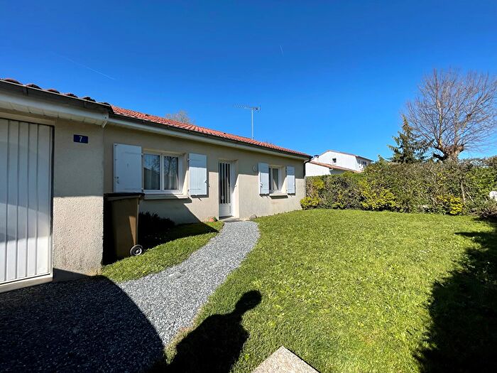 Maison à louer - Nuaillé - 4 pièces - 2 chambres