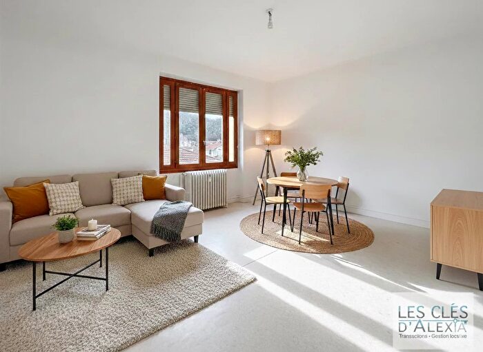 Appartement à vendre - Givors, Centre-ville - 4 pièces - 3 chambres