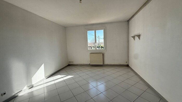 Appartement à louer - Arles - 4 pièces - 3 chambres