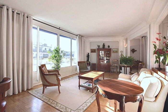 Appartement à louer - Porte Dauphine, Paris ème arrondissement - 2 pièces - 2 chambres