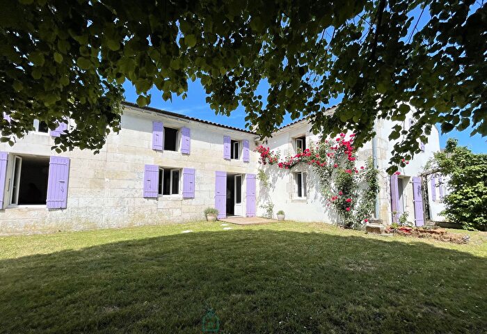 Maison 9 pièces à Nieul-lès-Saintes, à vendre