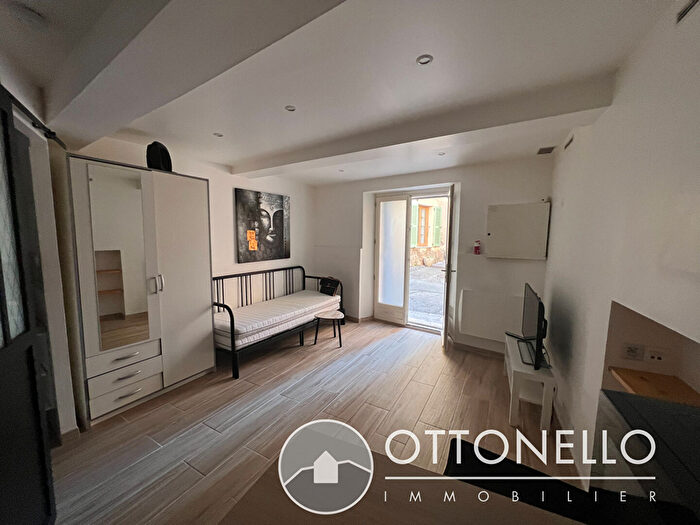 Appartement à louer - Roquebrune-sur-Argens, Village - 1 pièce