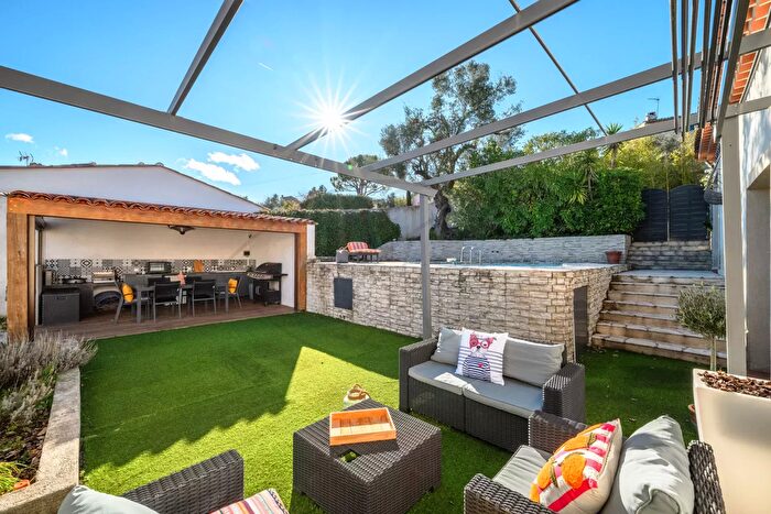 Maison à vendre - La Gaude - 7 pièces - 6 chambres