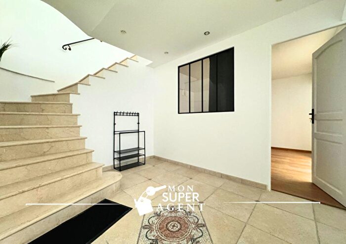 Appartement à louer - Melun, Rive de Seine, Sud - 5 pièces - 4 chambres