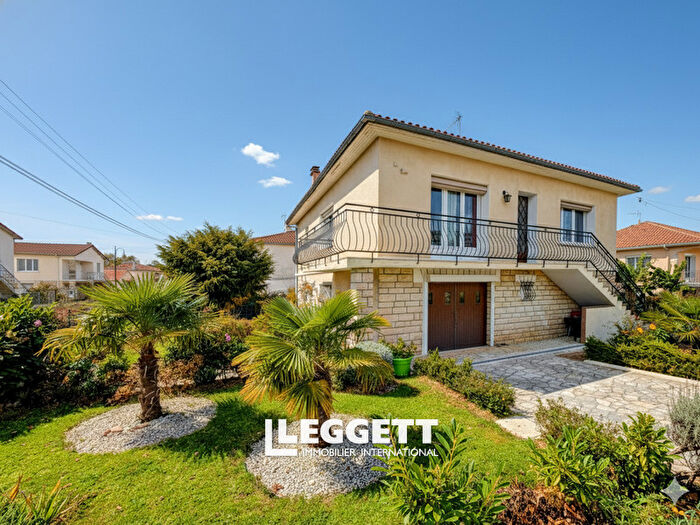 Maison à vendre - Ruffec - 6 pièces - 3 chambres