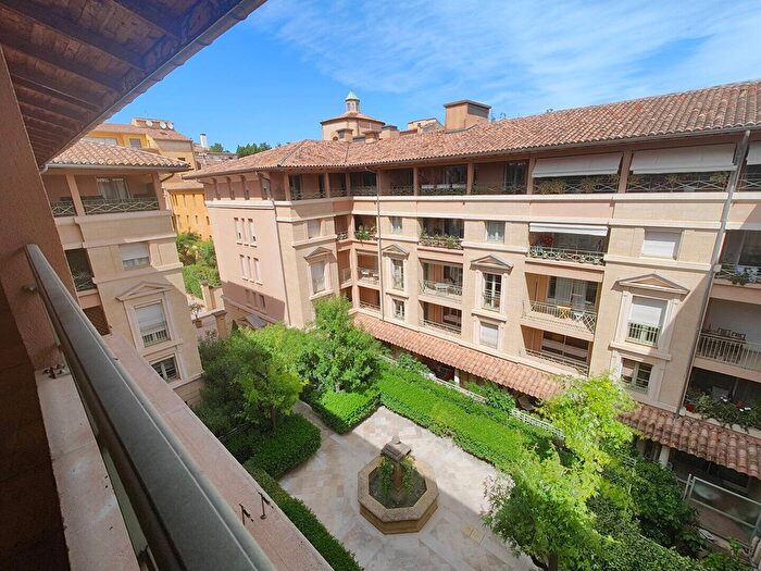 Centre Ville, Aix-en-Provence : Appartement 4 pièces à louer