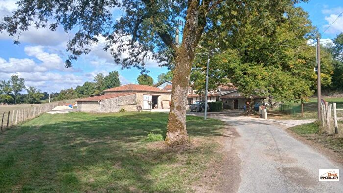 Saint-Laurent-de-Belzagot - Maison 6 pièces à vendre