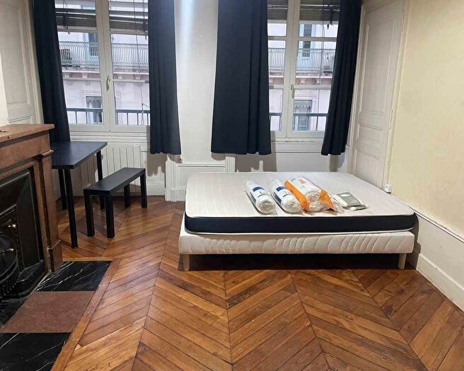 Appartement à louer - Presquîle, Centre ville, Cordeliers, Lyon ème arrondissement - 4 pièces - 8 chambres