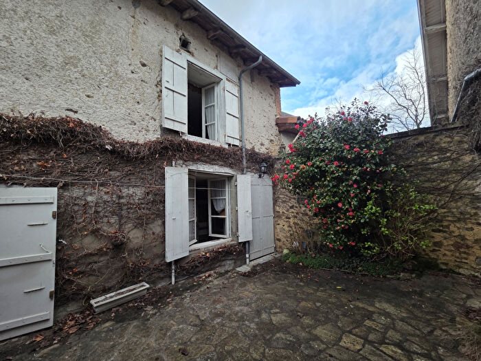 Maison à vendre - Rochechouart - 8 pièces - 5 chambres