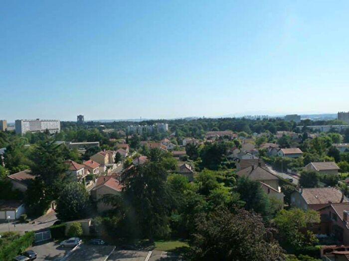Appartement à louer - Les Essarts, Bron - 3 pièces - 2 chambres