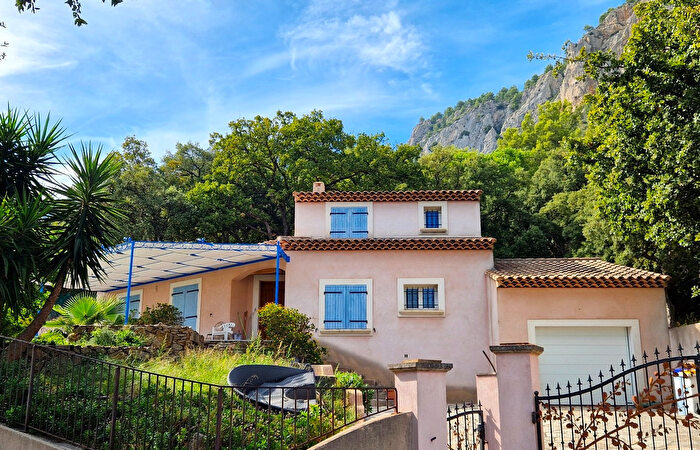 Maison à vendre - Le Revest-les-Eaux - 5 pièces - 3 chambres