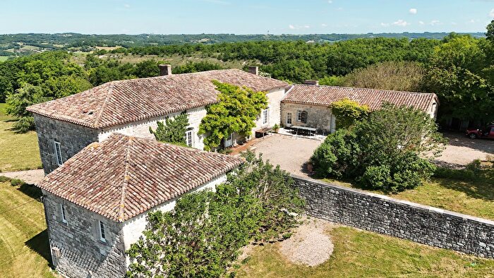 Saint-Martin-de-Beauville : Maison 12 pièces à vendre