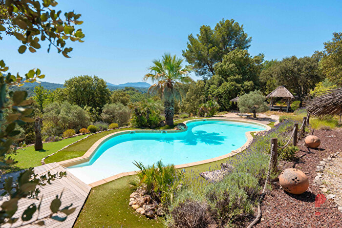 Maison 17 pièces à Saint-Maximin-la-Sainte-Baume, Centre-ville, à vendre