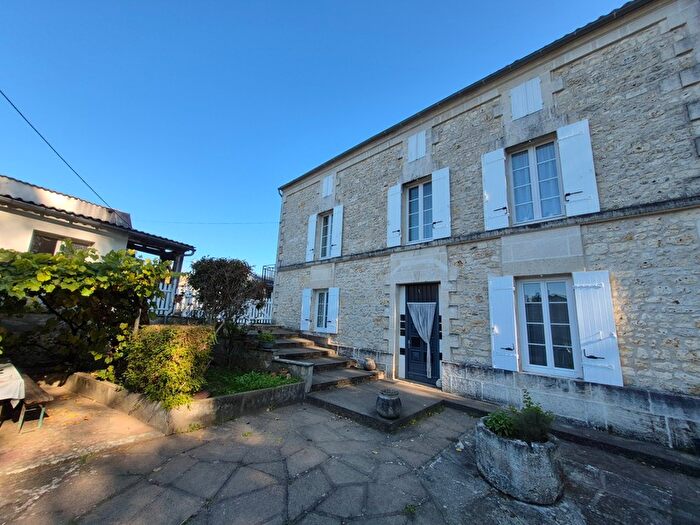 Maison à vendre - Saint-Savinien - 6 pièces - 5 chambres