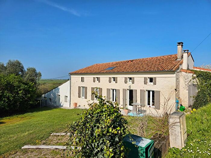 Saint-Dizant-du-Gua : Maison 6 pièces à vendre