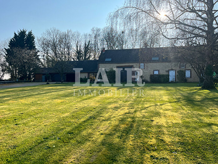 Saint-Ouen-de-Sécherouvre : Maison 9 pièces à vendre