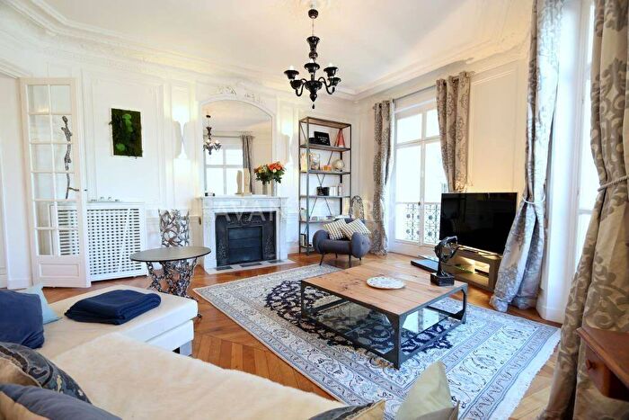 Appartement à louer - Porte Dauphine, Paris ème arrondissement - 4 pièces - 2 chambres