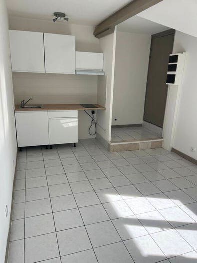 Bourg et Hameaux Rive Droite, Villeneuve-sur-Yonne : Appartement 2 pièces à louer