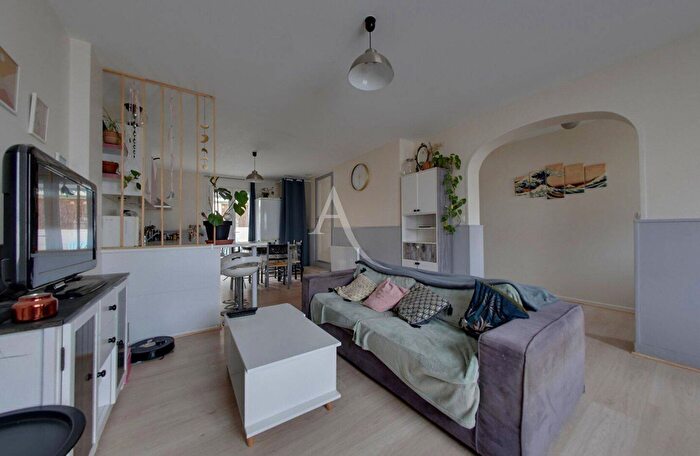 Appartement à louer - Les Bricheres Zus -Hbm, Auxerre - 3 pièces - 2 chambres