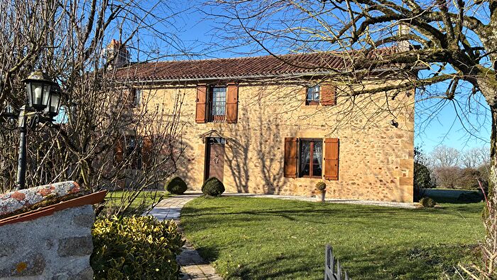 Maison à vendre - Availles-Limouzine - 8 pièces - 3 chambres