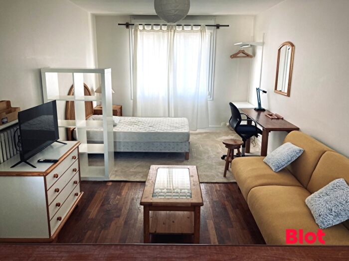 Appartement à louer - Quartiers Sud-Est, Francisco Ferrer - 1 pièce