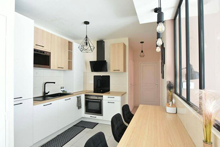 Claveliere-Malletiere, Oullins-Pierre-Bénite : Appartement 3 pièces à louer