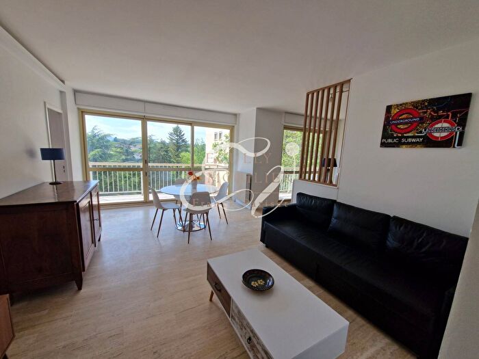 Appartement à louer - Le-Perollier, Écully - 5 pièces - 3 chambres